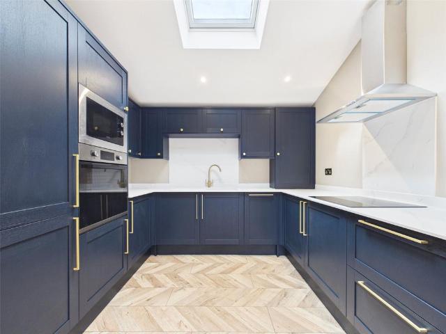 Percy Road, Hampton 2 bed apartment to rent £2,250 pcm £519 pw