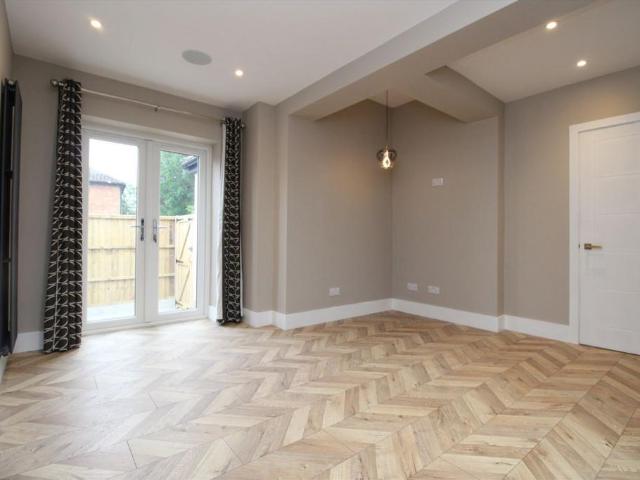 Percy Road, Hampton TW12 2 bed flat to rent £2,350 pcm £542 pw