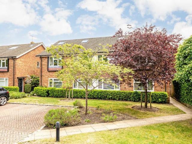 Percy Road, Hampton TW12 3 bed maisonette to rent £2,595 pcm £599 pw