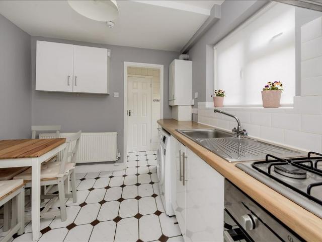Percy Road, London 2 bed flat to rent £2,492 pcm £575 pw