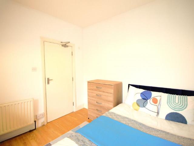 Percy Road, London W12, Room to rent, £910 pcm | PrimeLocation