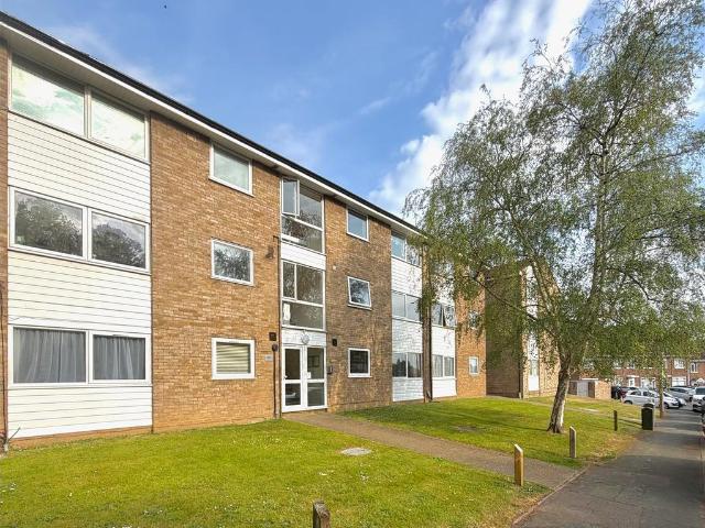 Peregrine Close, Garston, WD25 2 bed flat to rent £1,650 pcm £381 pw