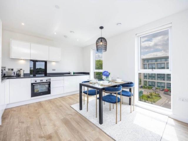 Peregrine Drive, Brentwood Luxury Apartment CM13, 2 bed flat to rent, £1,900 pcm | PrimeLocation