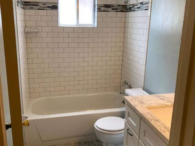 Perfect Midtown Location 2 Bedroom Apartment for Rent at 2780 Madison Ave, Memphis, TN 38111