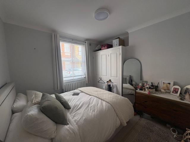Perfect Putney Bridge place