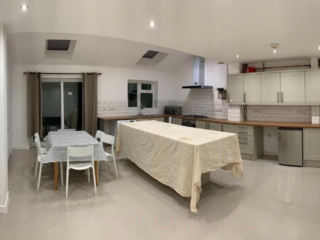 Perfect 6 Bed student home Room 3