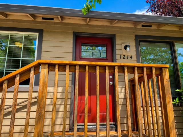 FREE APPLICATION FEES!* Check out this duplex with a garage! READY NOW!