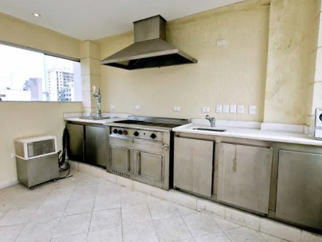 Perfeita para modernizar! Ótima localização!