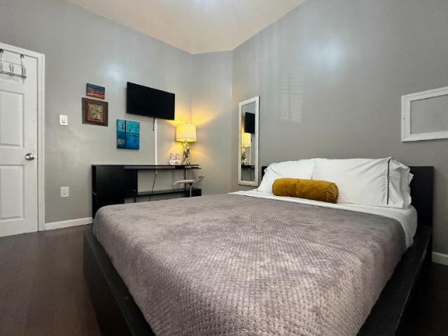 Peridot Suite Furnished Private Room