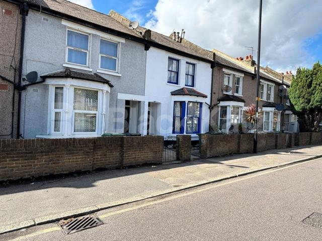 Period house with two bathrooms & patio garden