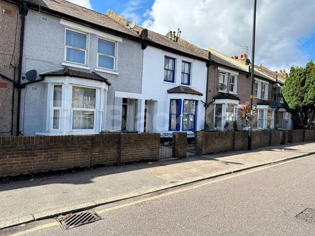 Period house with two bathrooms & patio garden