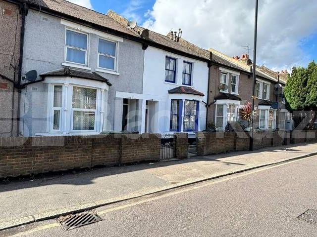 Period house with two bathrooms & patio garden