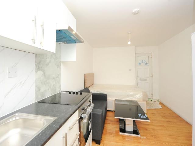 Perimeade Road, Perivale UB6, Studio to rent, £1,000 pcm | PrimeLocation