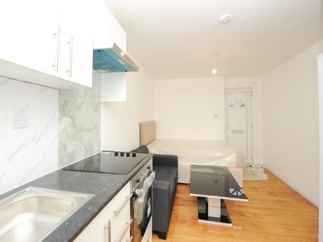 Perimeade Road, Perivale, UB6 Studio to rent £1,000 pcm £231 pw