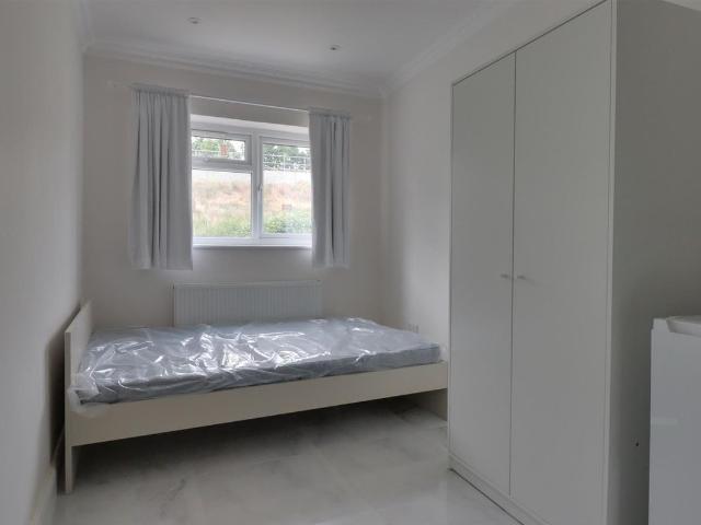Perivale UB6, Studio to rent, £1,100 pcm | PrimeLocation