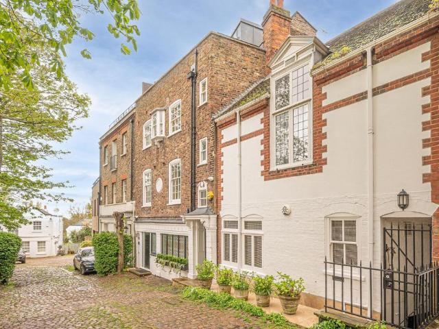 Perrins Walk, Hampstead, London, NW3 3 bed house to rent £8,667 pcm £2,000 pw