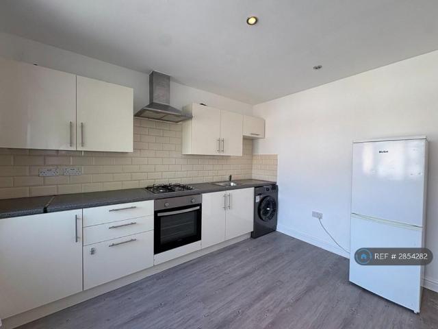 Perry Gardens, London, N9 2 bed flat to rent £1,750 pcm £404 pw