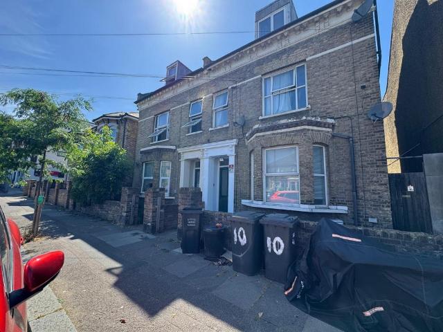 Perry Hill, Catford, SE6 2 bed flat to rent £1,850 pcm £427 pw