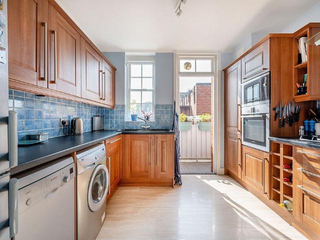 Perryn House, Acton, London, W3 1 bed flat to rent £2,250 pcm £519 pw