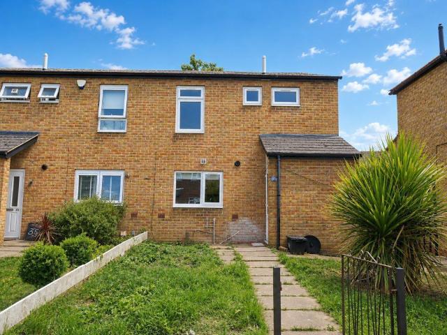 Pershore Close, Ilford IG2, 3 bed property to rent, £2,100 pcm | PrimeLocation