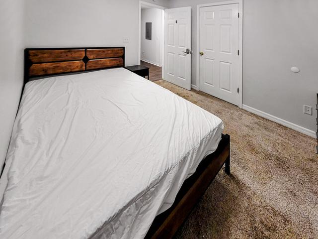 Personal mini fridge, Washer/Dryer. Walking distance to Edward Waters University & bus stops
