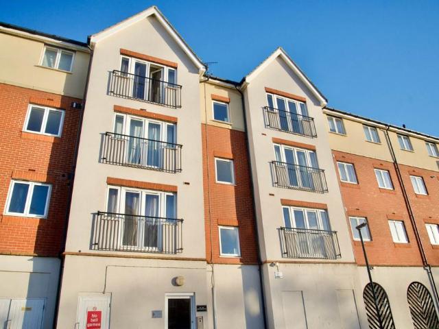 Pettacre Close, Thamesmead West, SE28. 2 bed apartment to rent £1,650 pcm £381 pw