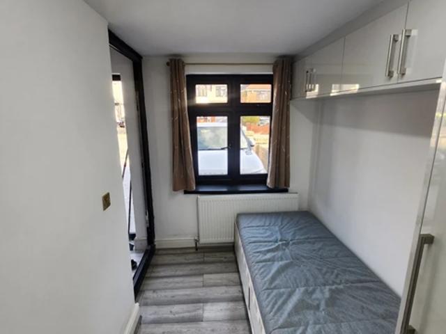Pettits Lane, Romford RM1, Studio to rent, £1,099 pcm | PrimeLocation
