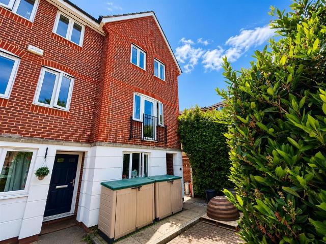 Pettys Close, Cheshunt 4 bed townhouse to rent £2,250 pcm £519 pw