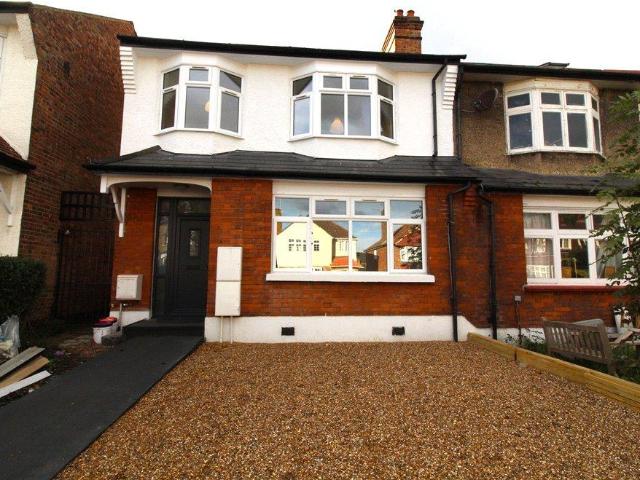 Petworth Road, London, N12 3 bed semi detached house to rent £3,400 pcm £785 pw