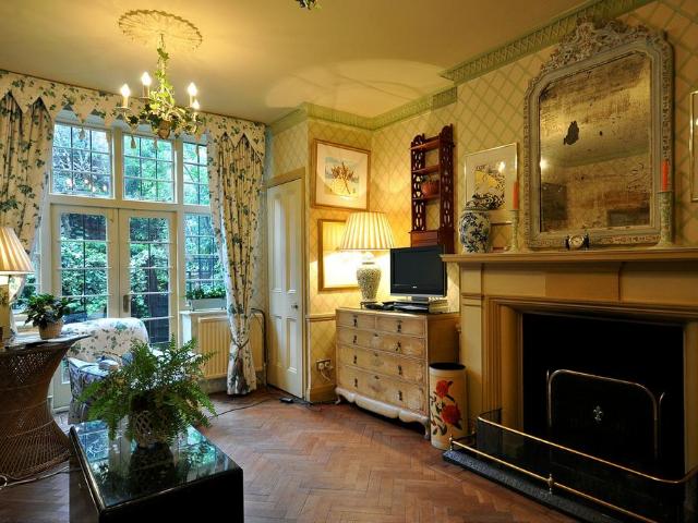 Petyt Place, Knightsbridge, London, SW3 6 bed house to rent £10,833 pcm £2,500 pw