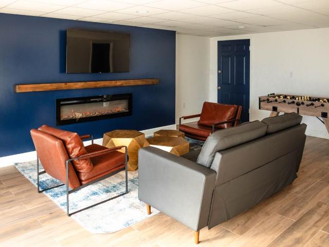 Pet Friendly Apartments in Shawnee, KS Near Kansas City 2 Bedroom Apartment for Rent at 10900 10900 Oasis Ct Leasing Office, Shawnee, KS 66203