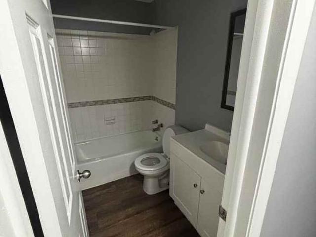 Pet Friendly Apartments in Shawnee, KS Near Kansas City 2 Bedroom Apartment for Rent at 10900 10900 Oasis Ct Leasing Office, Shawnee, KS 66203
