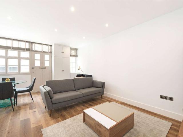 PET FRIENDLY. EXCLUSIVELY MANAGED BY SAVILLS. HMO APPROVED. A charming two double bedroom mews house located very close to Hyde Park