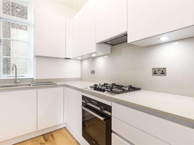 PET FRIENDLY. FULLY MANAGED BY SAVILLS Recently renovated studio apartment