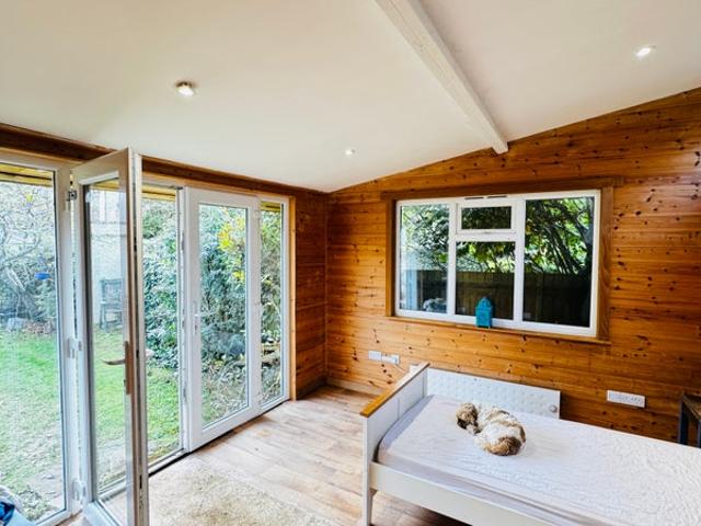 Pet friendly, newly refurbished studio garden flat
