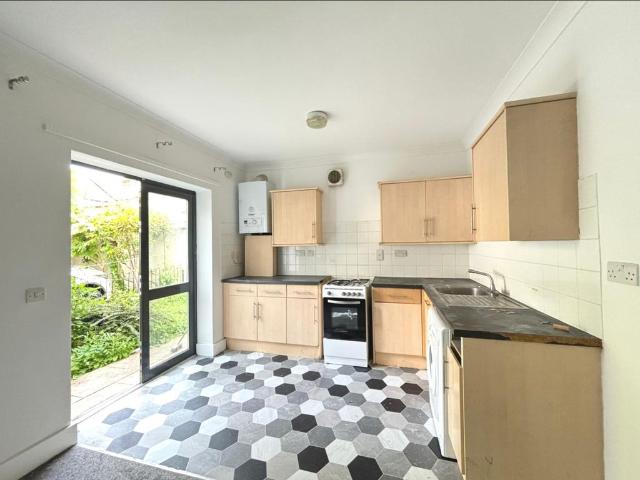 Petal Court, 1A St Martins Avenue. 2 bed flat to rent £1,850 pcm £427 pw