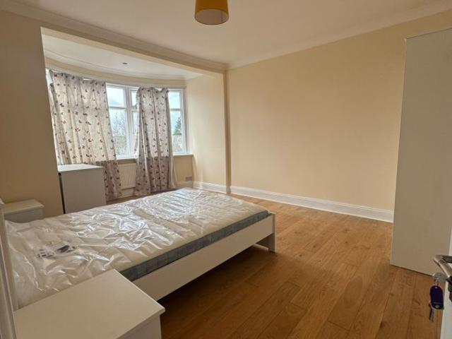 Peterborough Gardens, Ilford IG1, Room to rent, £1,000 pcm | PrimeLocation
