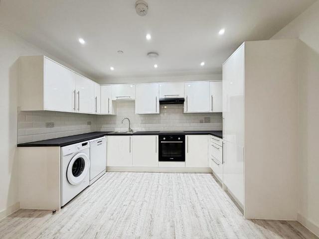 Peterborough, PE2 2 bed apartment to rent £1,150 pcm £265 pw
