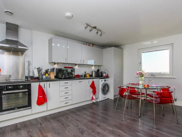 Peterborough PE2 2 bed penthouse to rent £1,150 pcm £265 pw