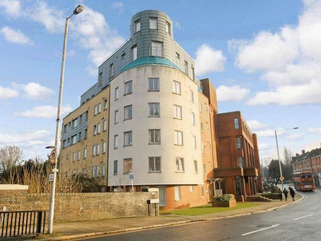 Peterborough Road, Harrow 2 bed flat to rent £1,700 pcm £392 pw