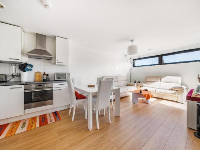 Petergate, London, SW11 1 bed flat to rent £2,750 pcm £635 pw