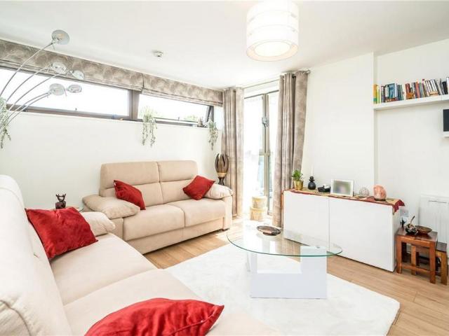 Petergate, London SW11 1 bed flat to rent £2,750 pcm £635 pw