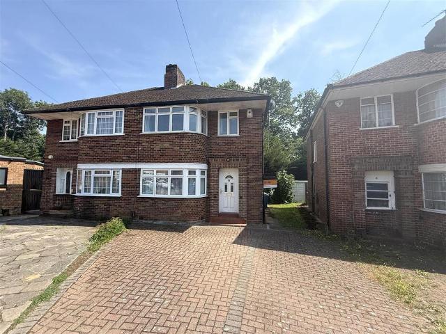 Peters Close, Stanmore, HA7 3 bed house to rent £2,400 pcm £554 pw