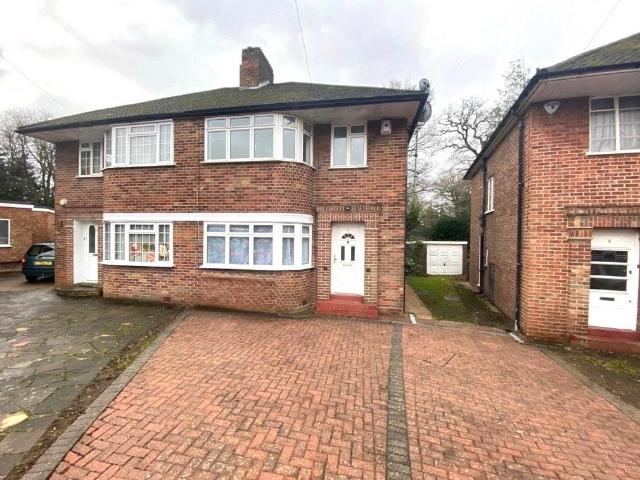 Peters Close, Stanmore, HA7 3 bed house to rent £2,450 pcm £565 pw