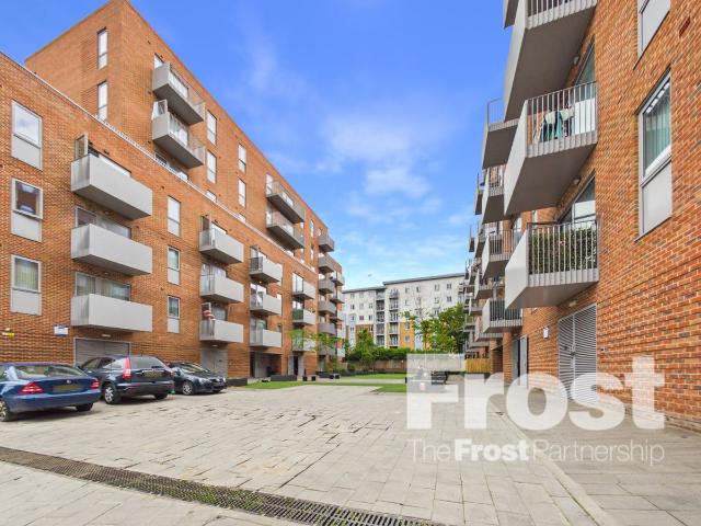 Petersfield Avenue, Slough, Berkshire SL2, 2 bed flat to rent, £1,700 pcm | PrimeLocation