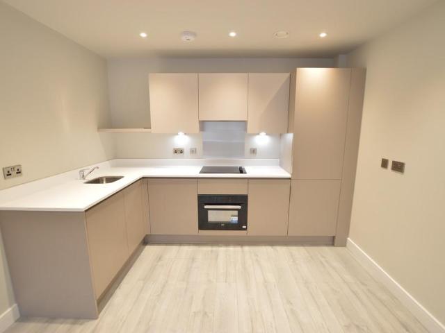 Petersfield Avenue, Slough 2 bed apartment to rent £1,600 pcm £369 pw