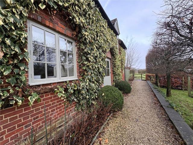 Petersfield, Hampshire, GU32 3 bed detached house to rent £3,350 pcm £773 pw