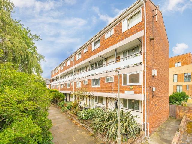 Petersfield Rise, Putney SW15, 3 bed flat to rent, £2,650 pcm | PrimeLocation