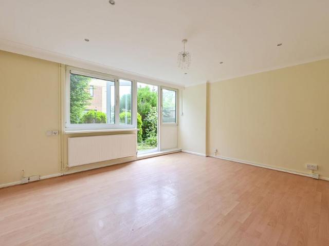 Petersfield Rise, Roehampton. 3 bed flat to rent £2,650 pcm £612 pw