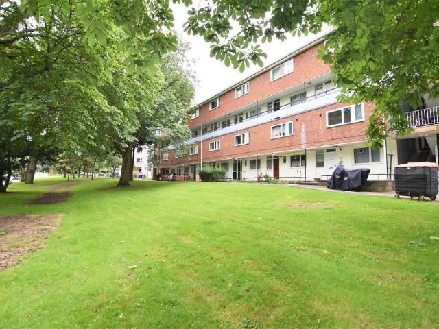 Petersfield Rise, Roehampton SW15 5 bed flat to rent £2,600 pcm £600 pw